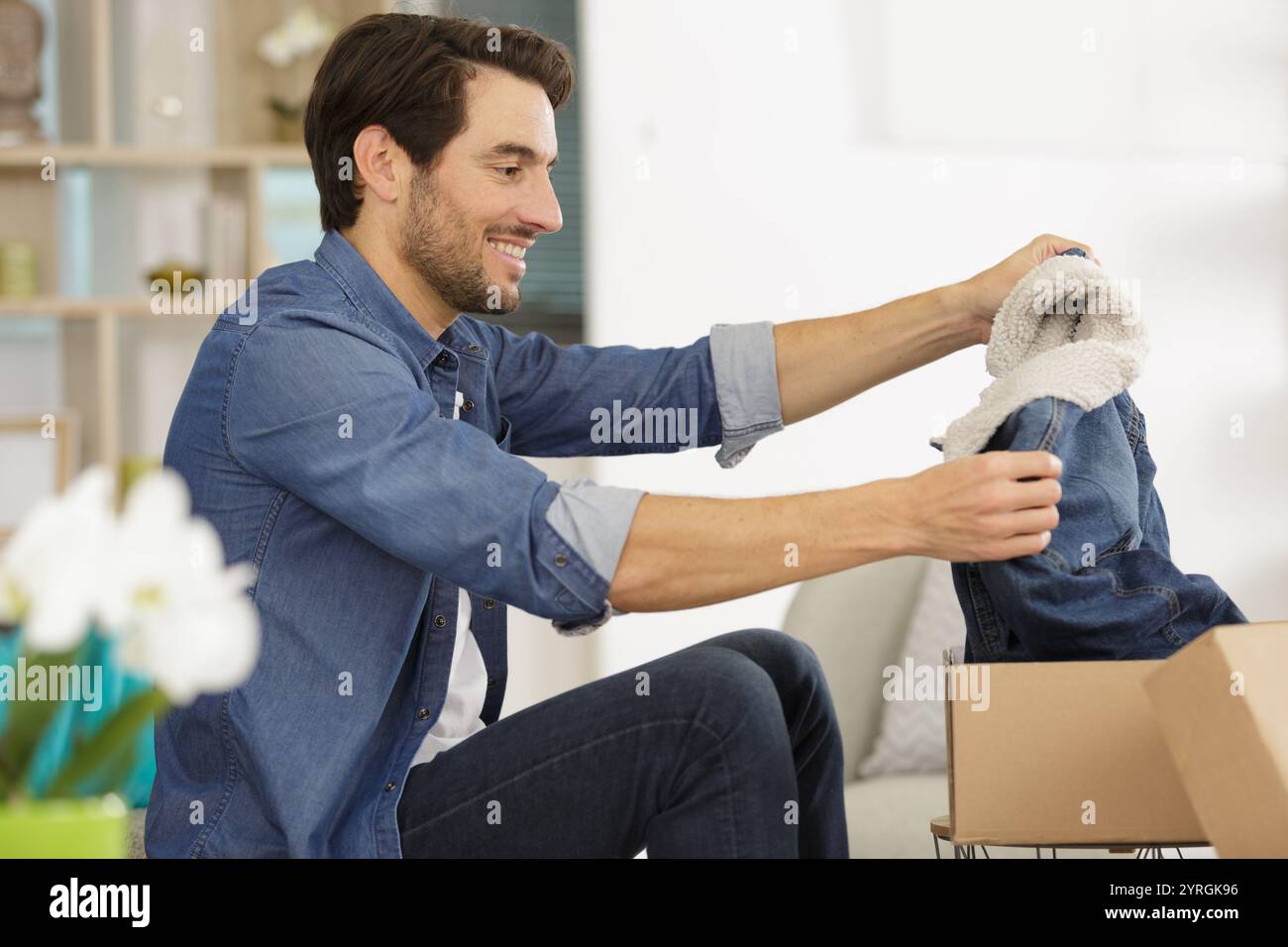 Businessman opening a box hi-res stock photography and images - Alamy