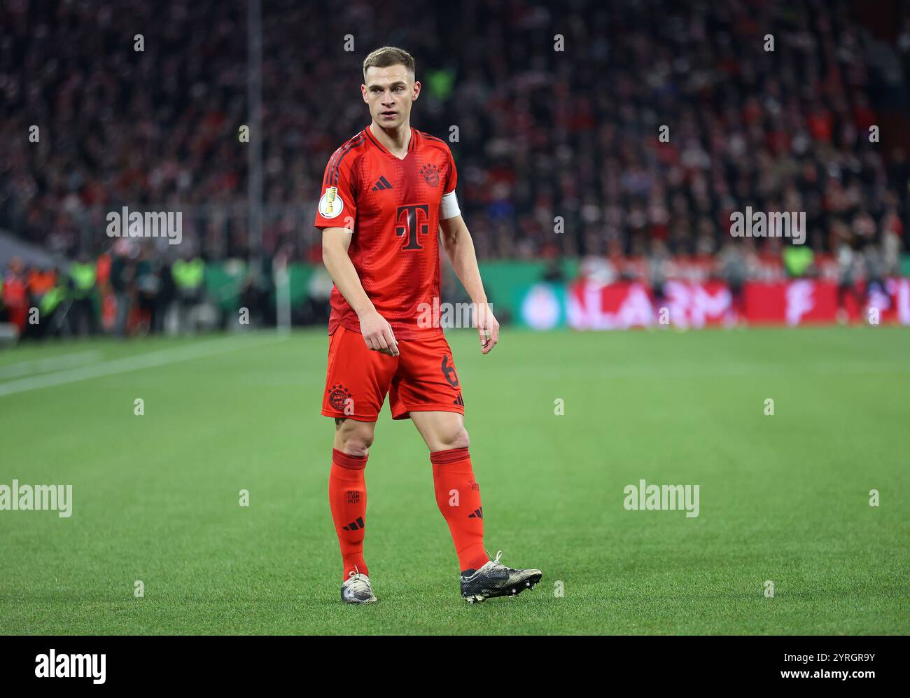 Joshua kimmich fc bayern munchen stehend auf dem feld hi-res stock ...