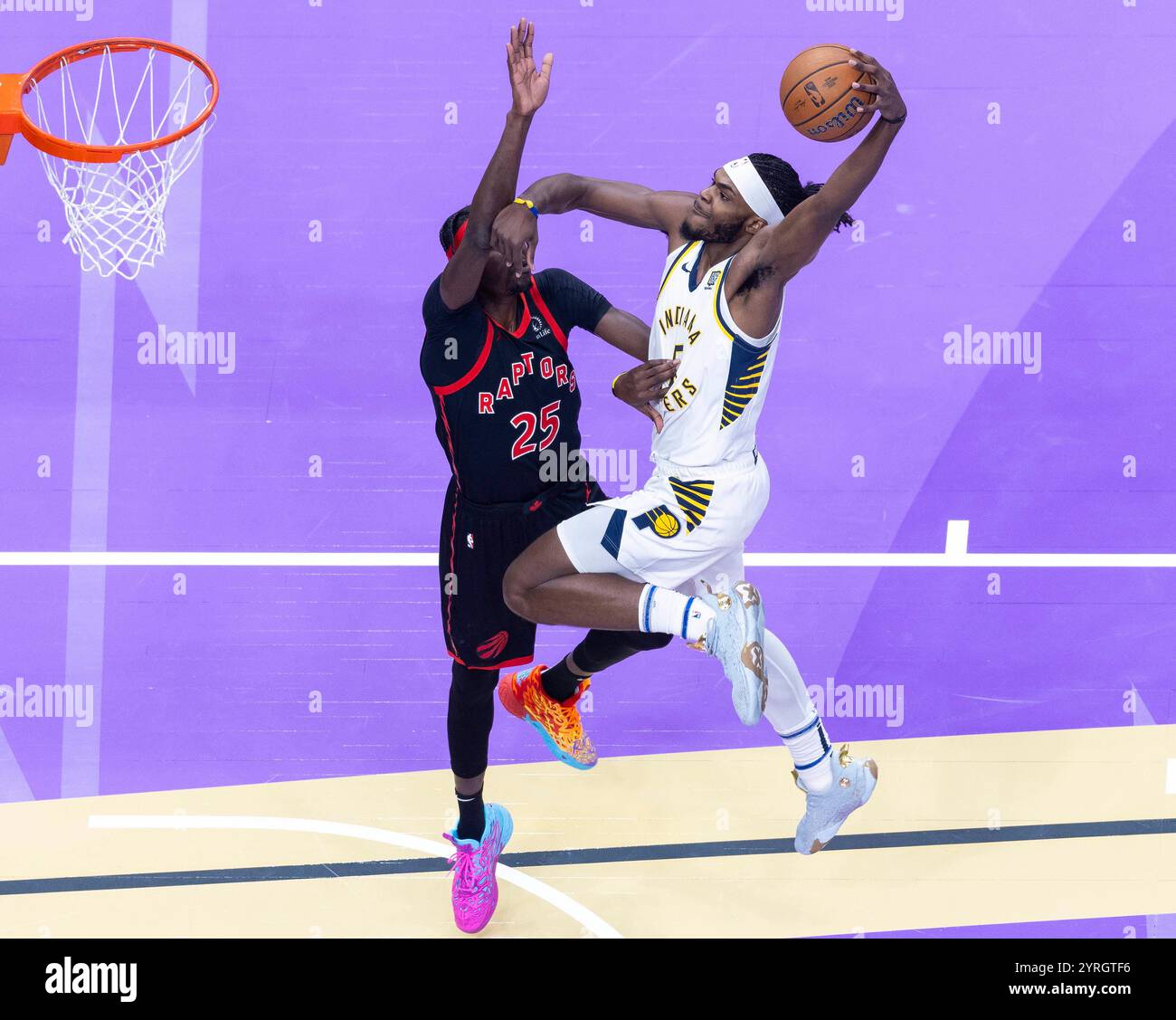 Toronto, Canada. 3rd Dec, 2024. Jarace Walker (R) of Indiana Pacers ...