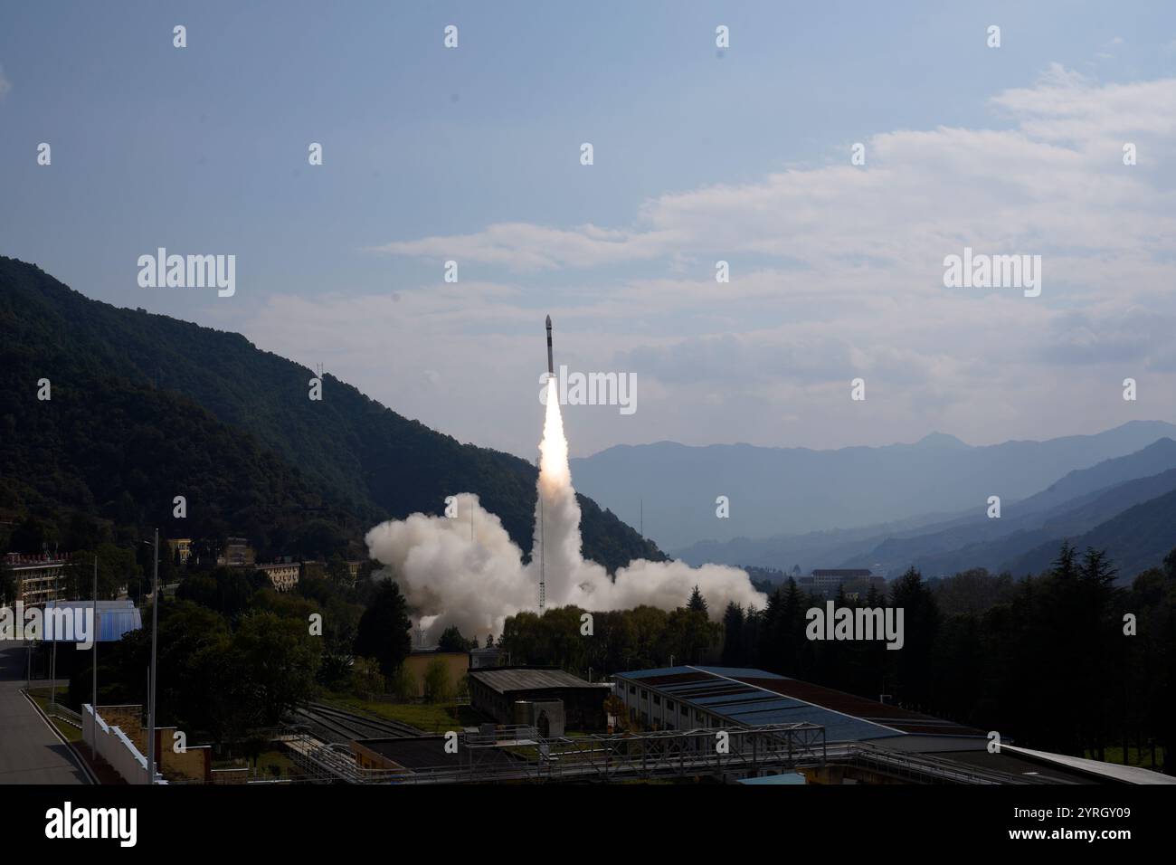 (241204) -- XICHANG, Dec. 4, 2024 (Xinhua) -- A Kuaizhou-1A (KZ-1A) carrier rocket carrying a ...