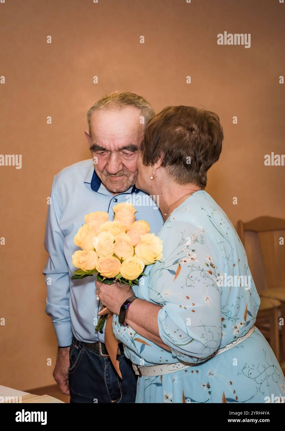 Elderly couple kissing in wedding hi-res stock photography and images ...