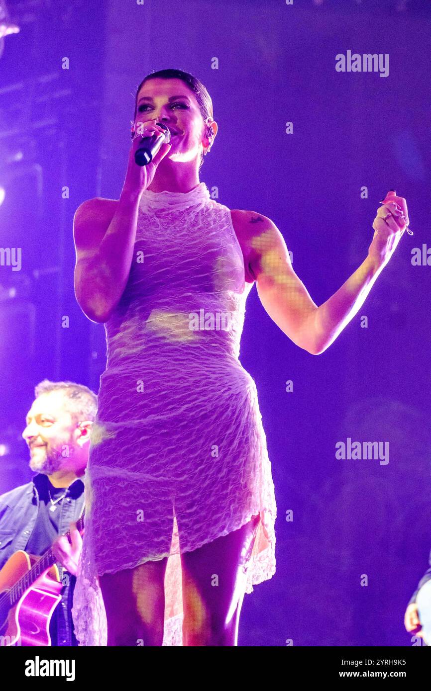 Italian singer Music Concert - Alessandra Amoroso - Fino a qui ...