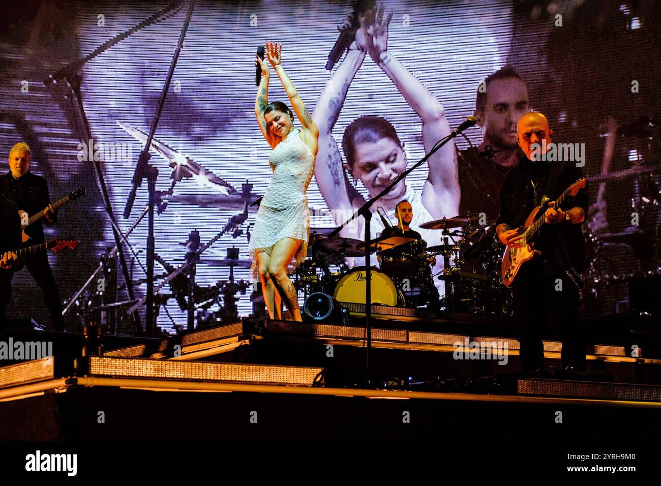 Italian singer Music Concert - Alessandra Amoroso - Fino a qui ...