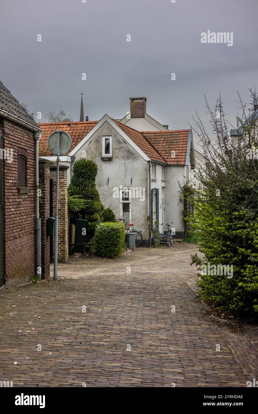 Narrow alley surrounded buildings hi-res stock photography and images ...