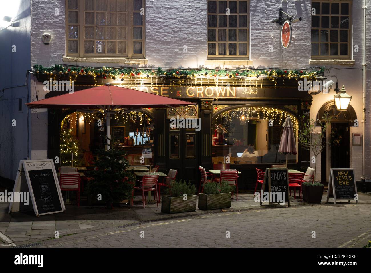 The Rose and Crown pub at Christmas, Warwick, Warwickshire, England, UK ...