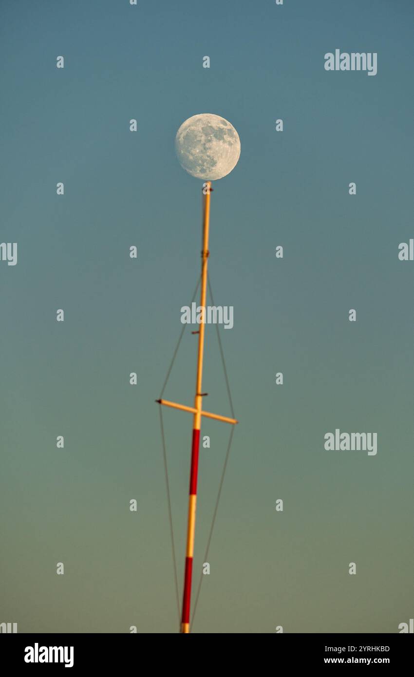 Set atop slender hi-res stock photography and images - Alamy