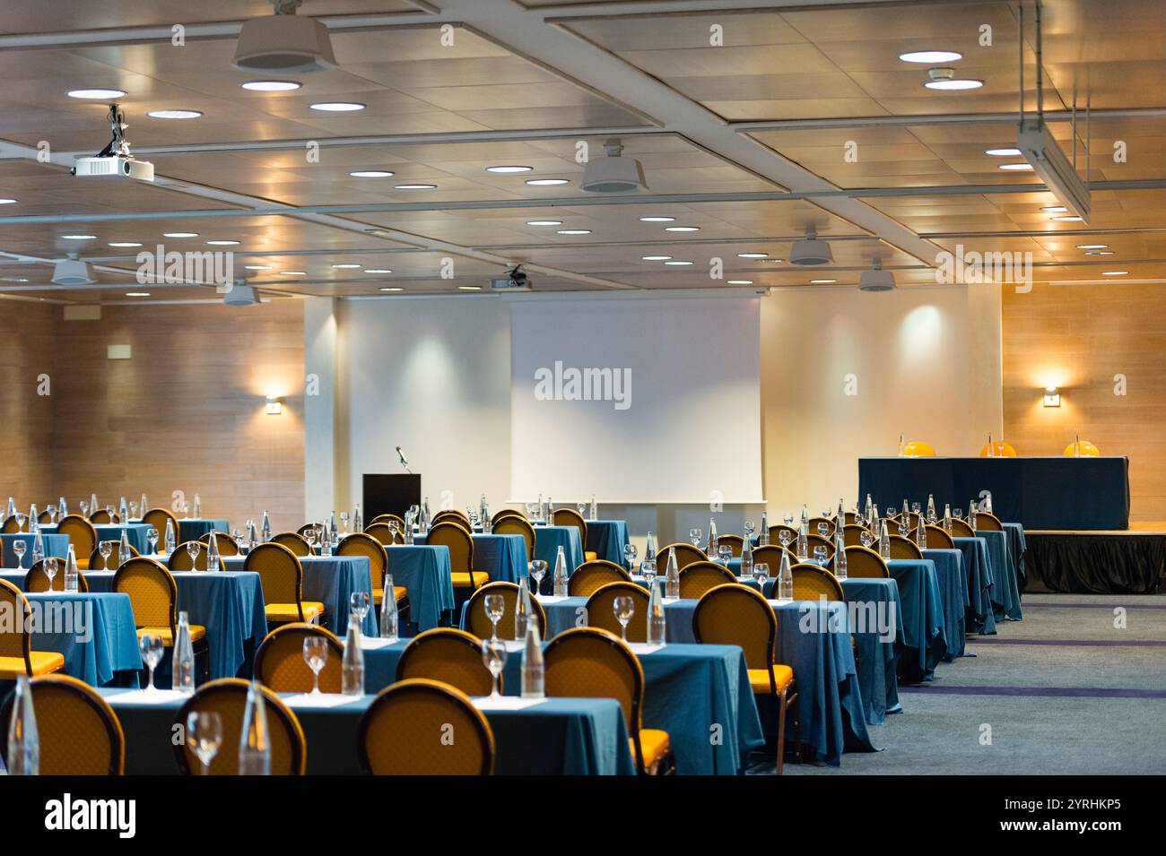 Well lit meeting room featuring hi-res stock photography and images - Alamy
