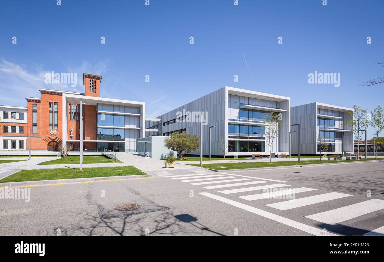 A contemporary hospital center merges modern and traditional ...