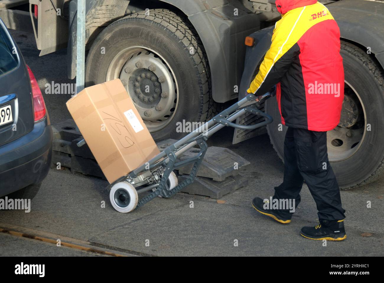 DHL Paketfahrer bei der Auslieferung. DHL *** DHL parcel driver ...