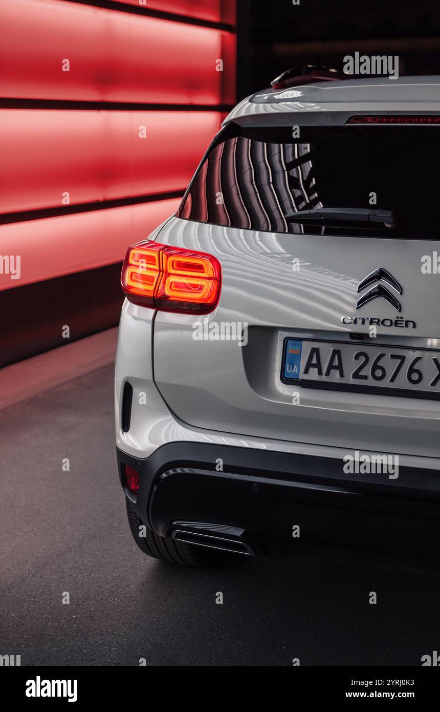 Street light red night hi-res stock photography and images - Alamy