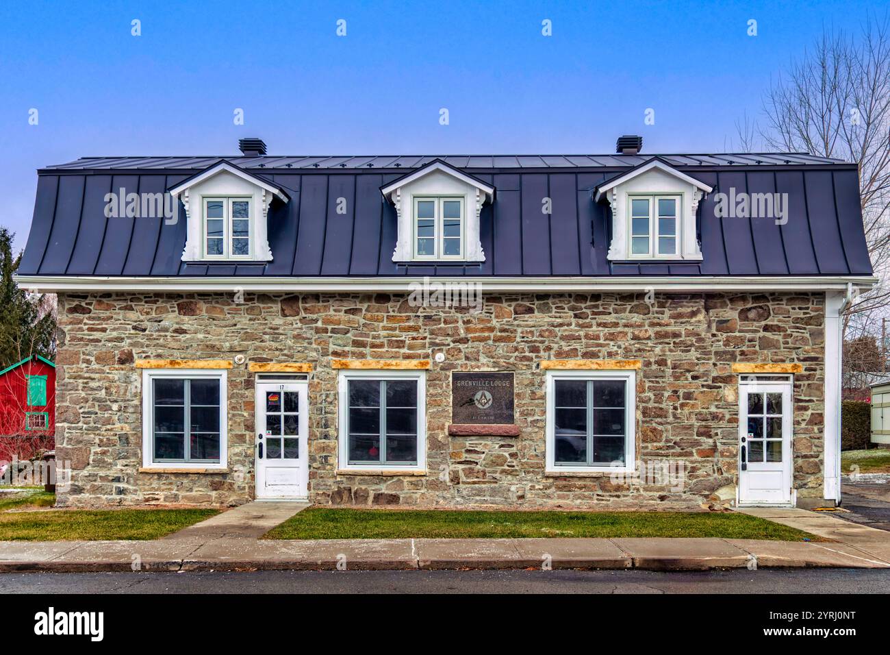 Old style lodge house hi-res stock photography and images - Alamy