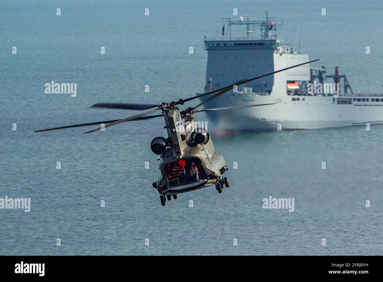 Chinook helicopter flying Stock Photo - Alamy
