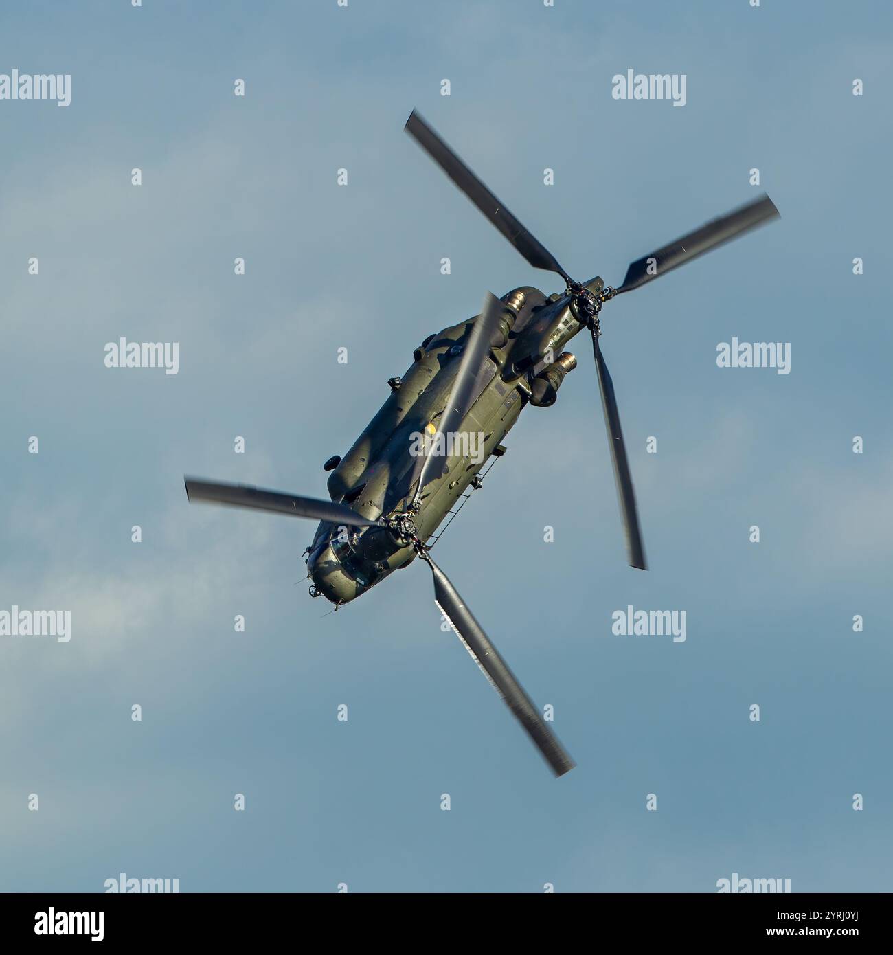 Chinook helicopter flying Stock Photo - Alamy