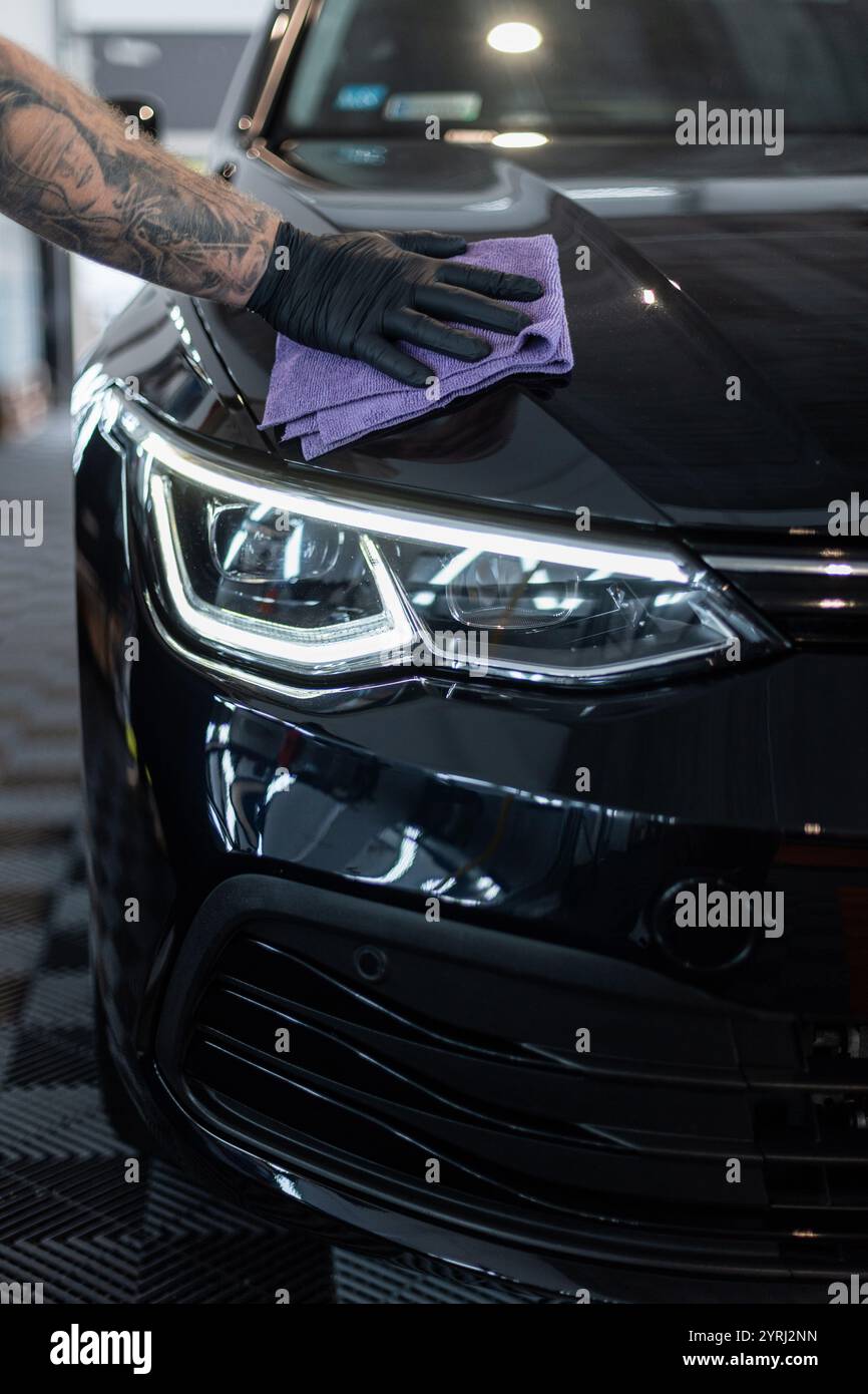 Car washing man holds microfiber hi-res stock photography and images ...