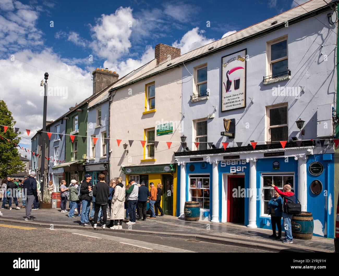 Ireland, County Westmeath, Athlone, Main Street, visitors outside Sean ...