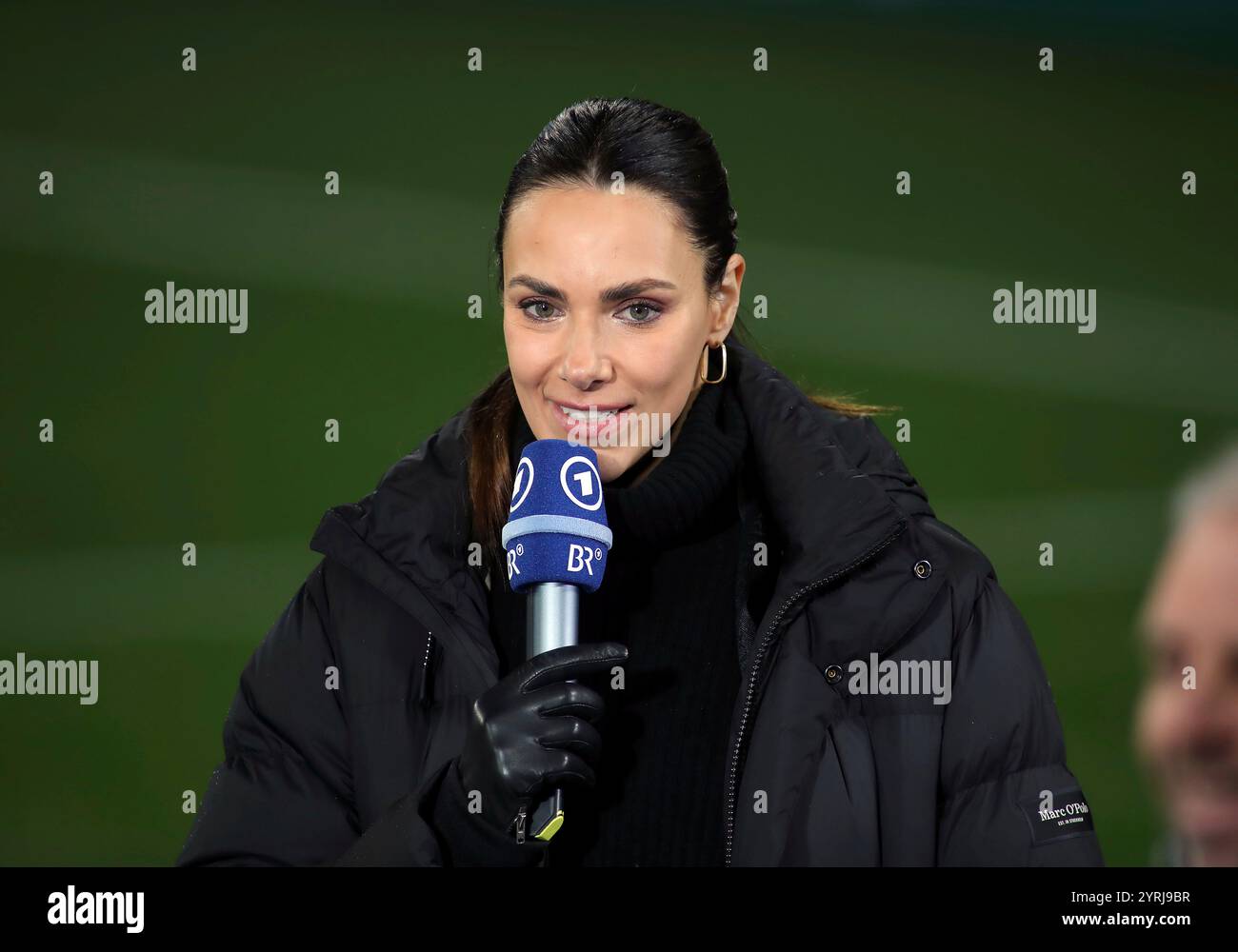 Moderatorin ard sportschau mit mikrofon hi-res stock photography and ...