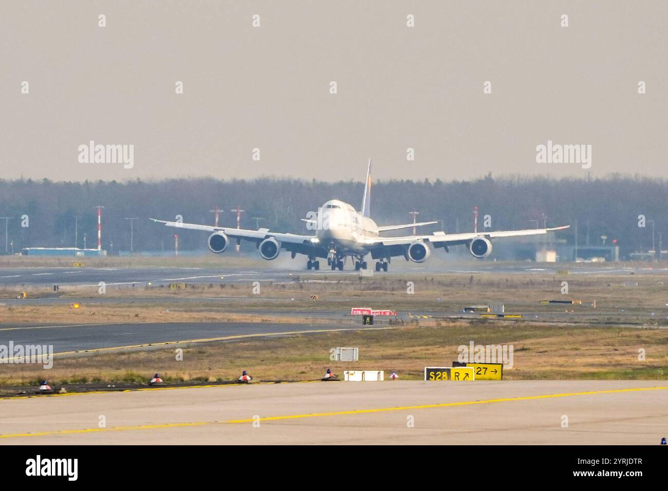 Landung einer Boeing 747-800 der Lufthansa auf dem Frankfurter Rhein ...