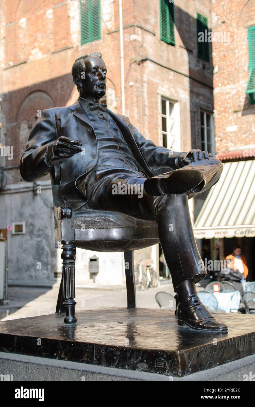 Lucca, Tuscany, Italy. Statue of Giacomo Puccini (composer: 1858–1924 ...