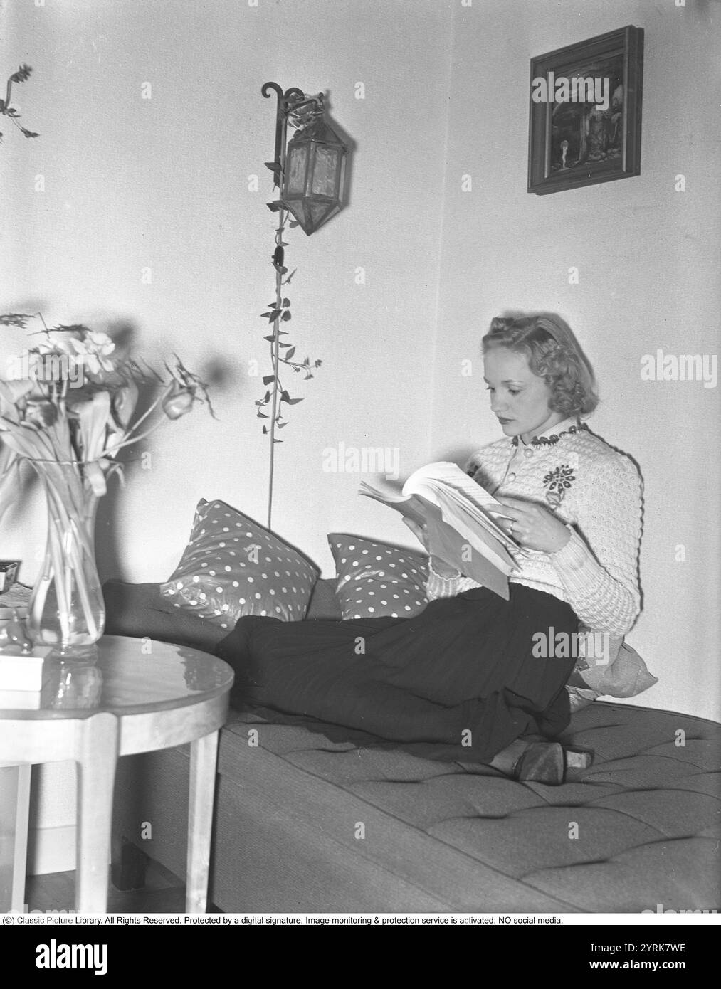 Black woman reading 1940s hi-res stock photography and images - Alamy