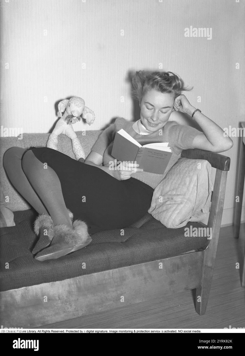 Black woman reading 1940s hi-res stock photography and images - Alamy