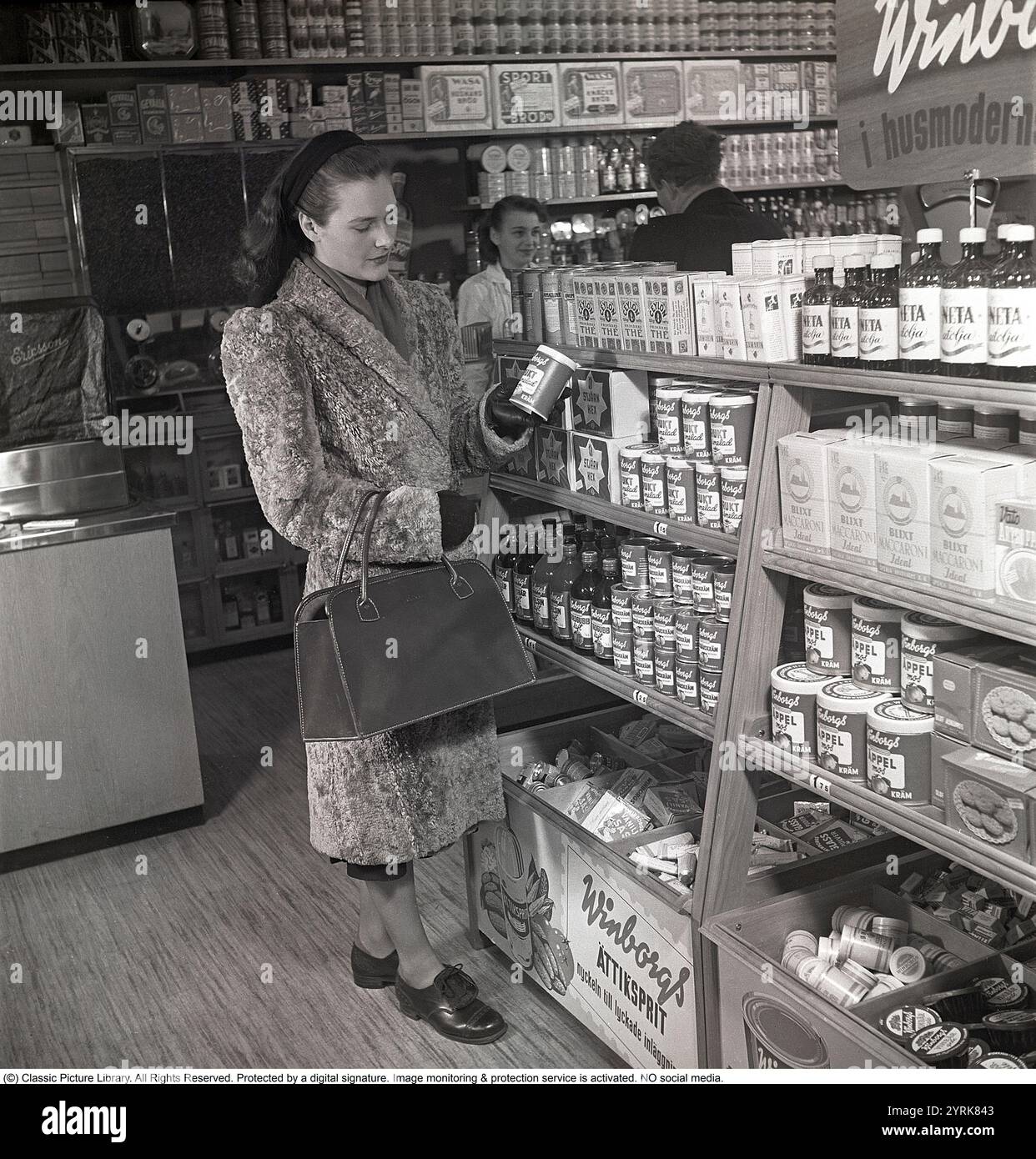 1940s grocery store hi-res stock photography and images - Alamy
