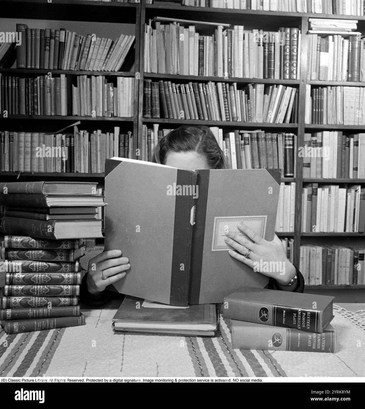 Black woman reading 1940s hi-res stock photography and images - Alamy
