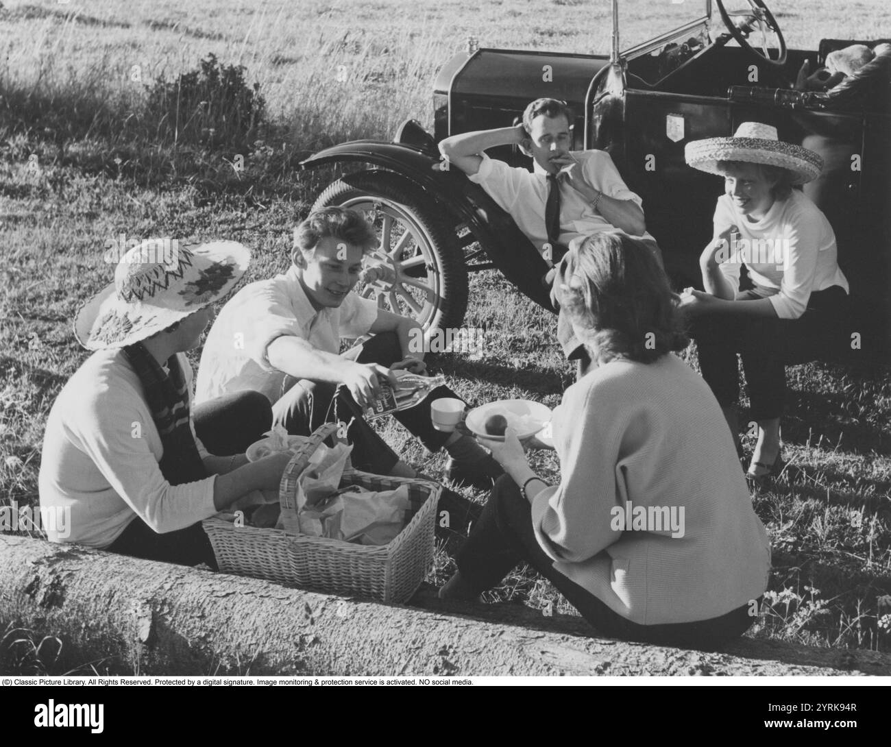 Ragnar Fors with friends at his 1919 model T-Ford on a road trip ...