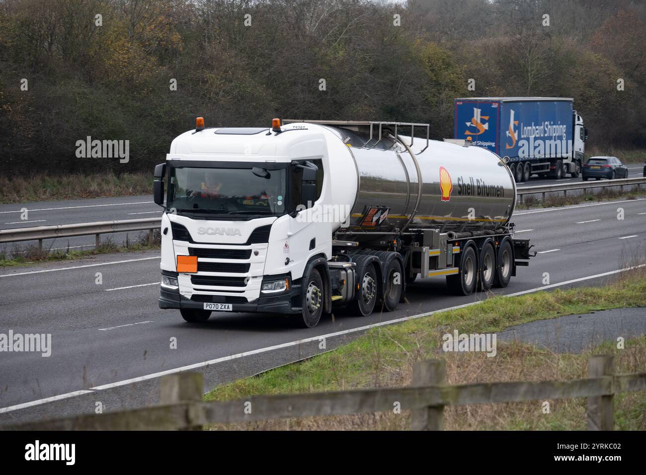 Shell Bitumen lorry on the M40 motorway, Warwickshire, UK Stock Photo ...