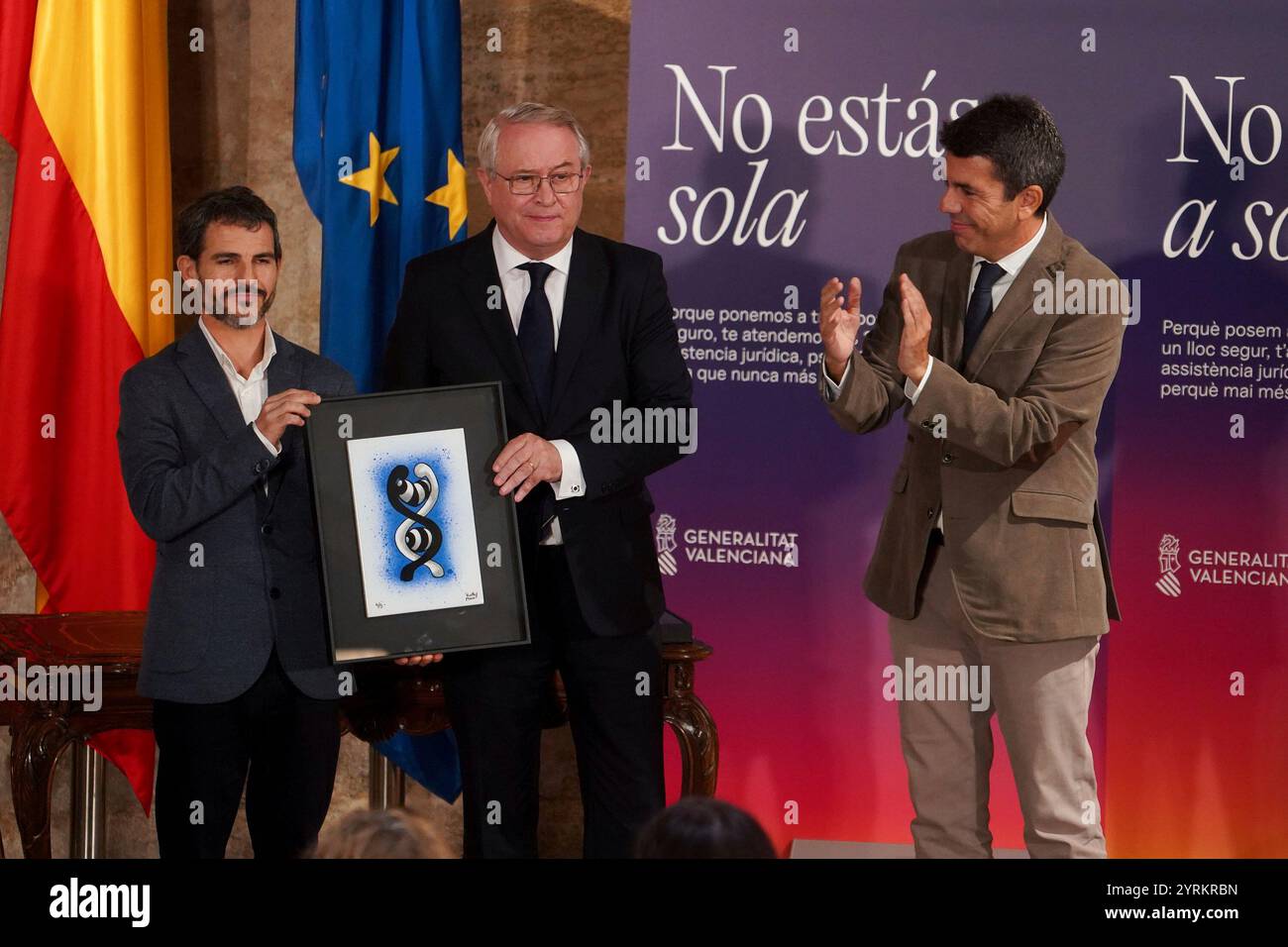 The president of the Fernando Pombo Foundation, Manuel Martín (c), and ...