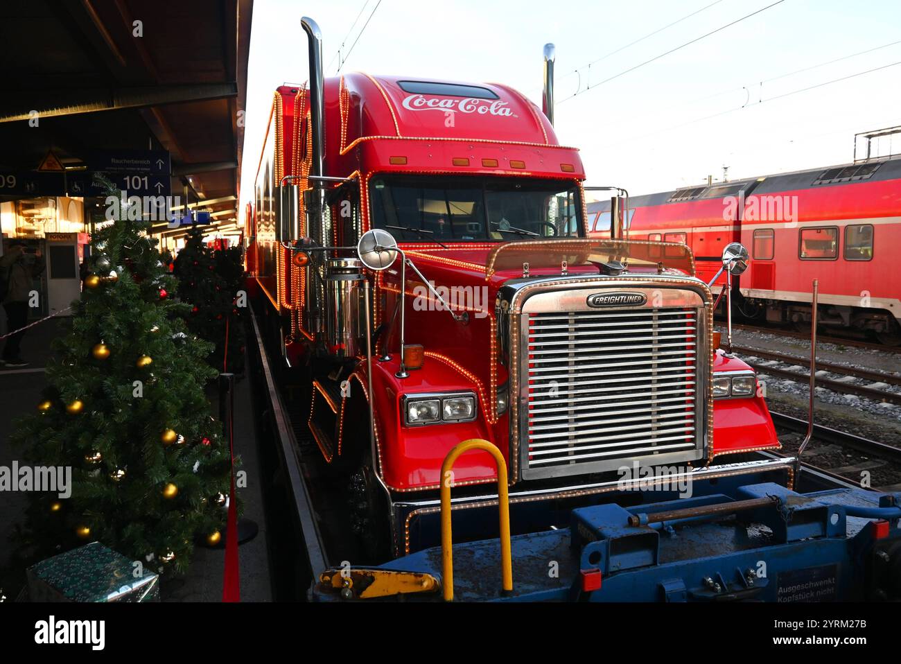 Seit vielen Jahren tourt der Coca-Cola Weihnachtstruck in der ...