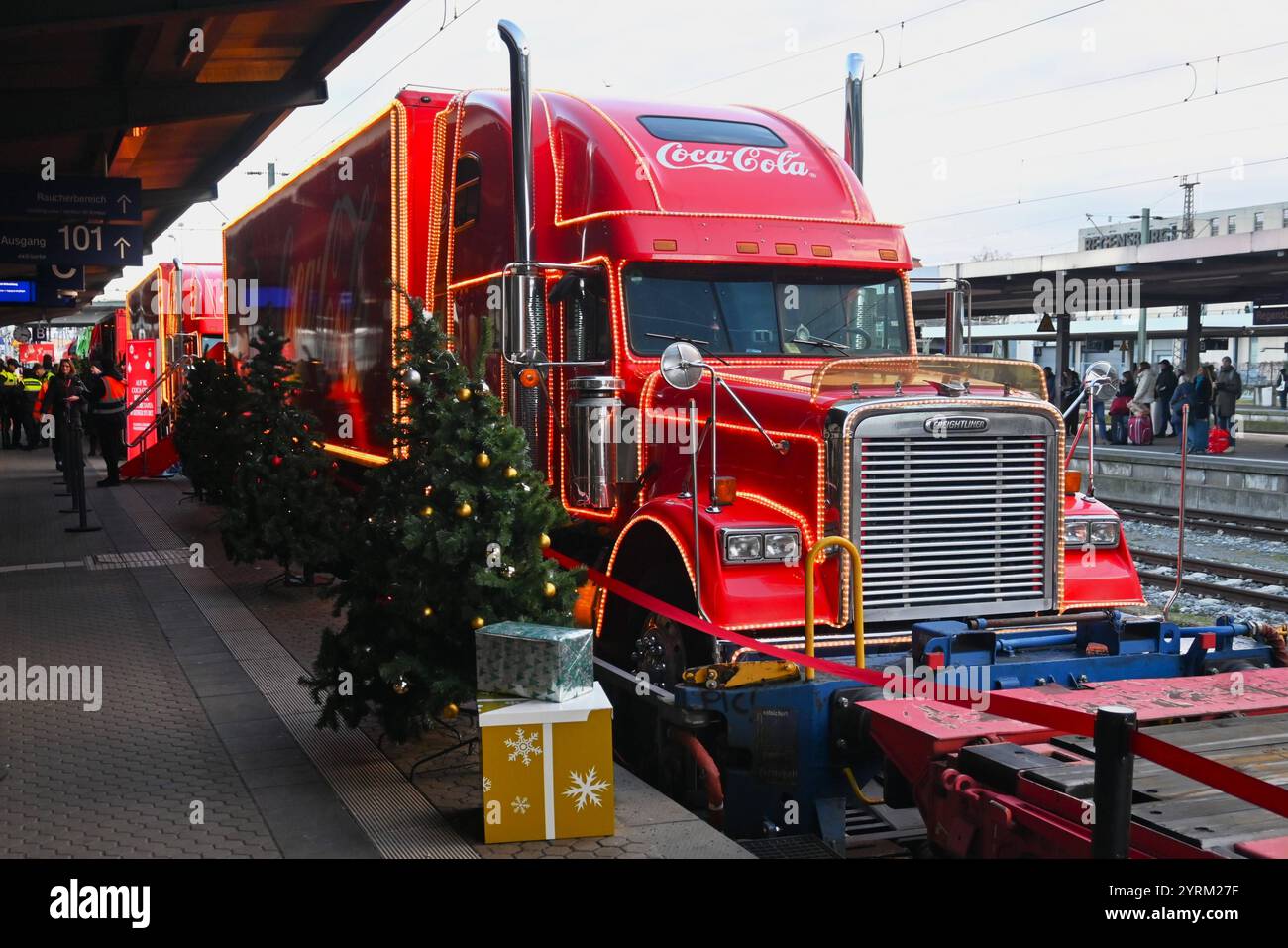 Seit vielen Jahren tourt der Coca-Cola Weihnachtstruck in der ...