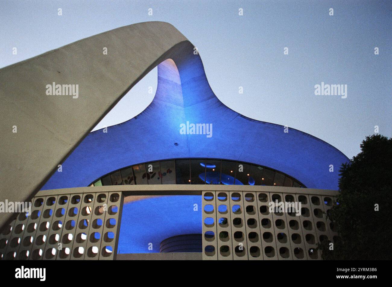 Theme Building at evening lighting, Los Angeles International Airport ...