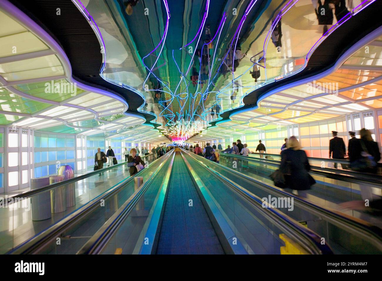 O Hare International Airport, commuters in passageway at United ...