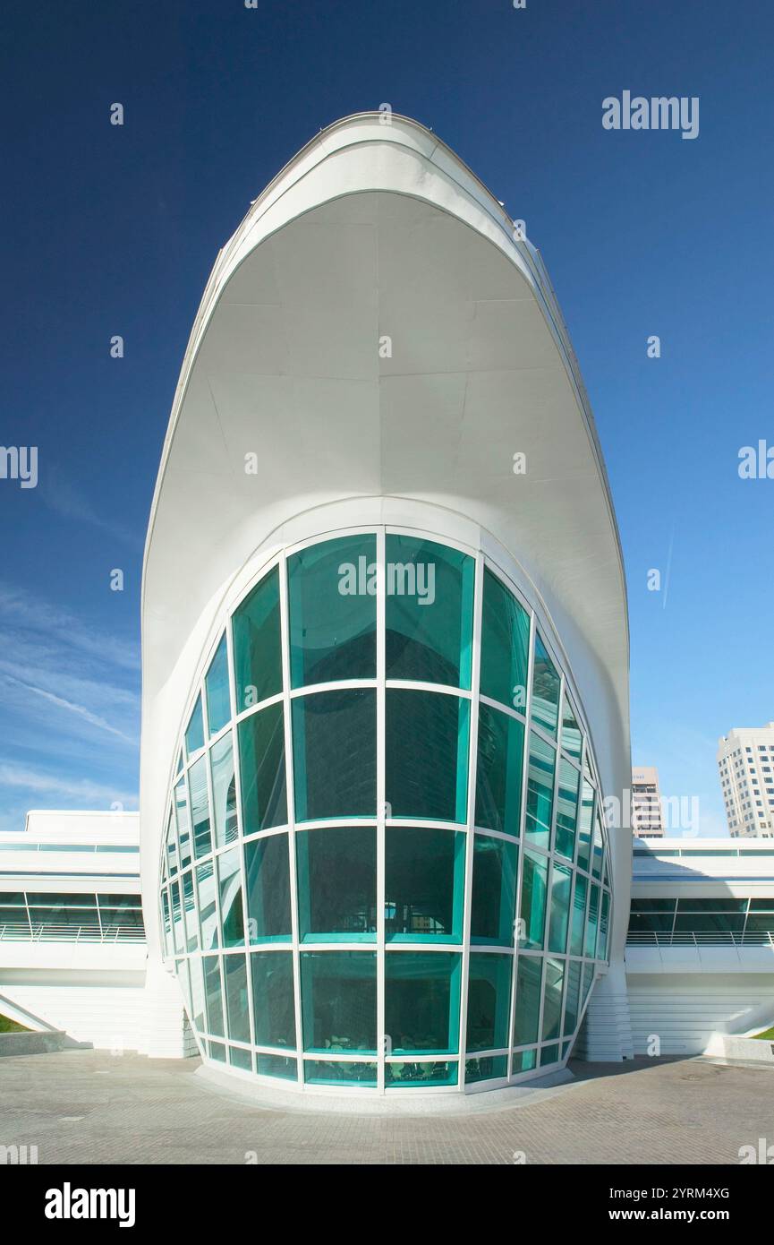 New wing of Milwaukee Art Museum by architect Santiago Calatrava ...