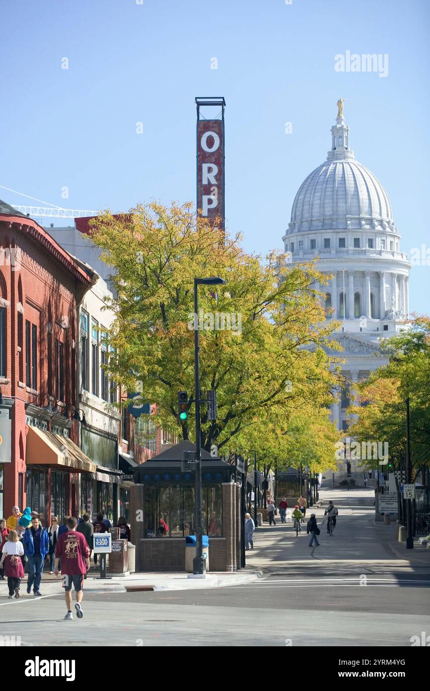 View ot the Wisconsin State Capitol, State Street pedestrian mall ...