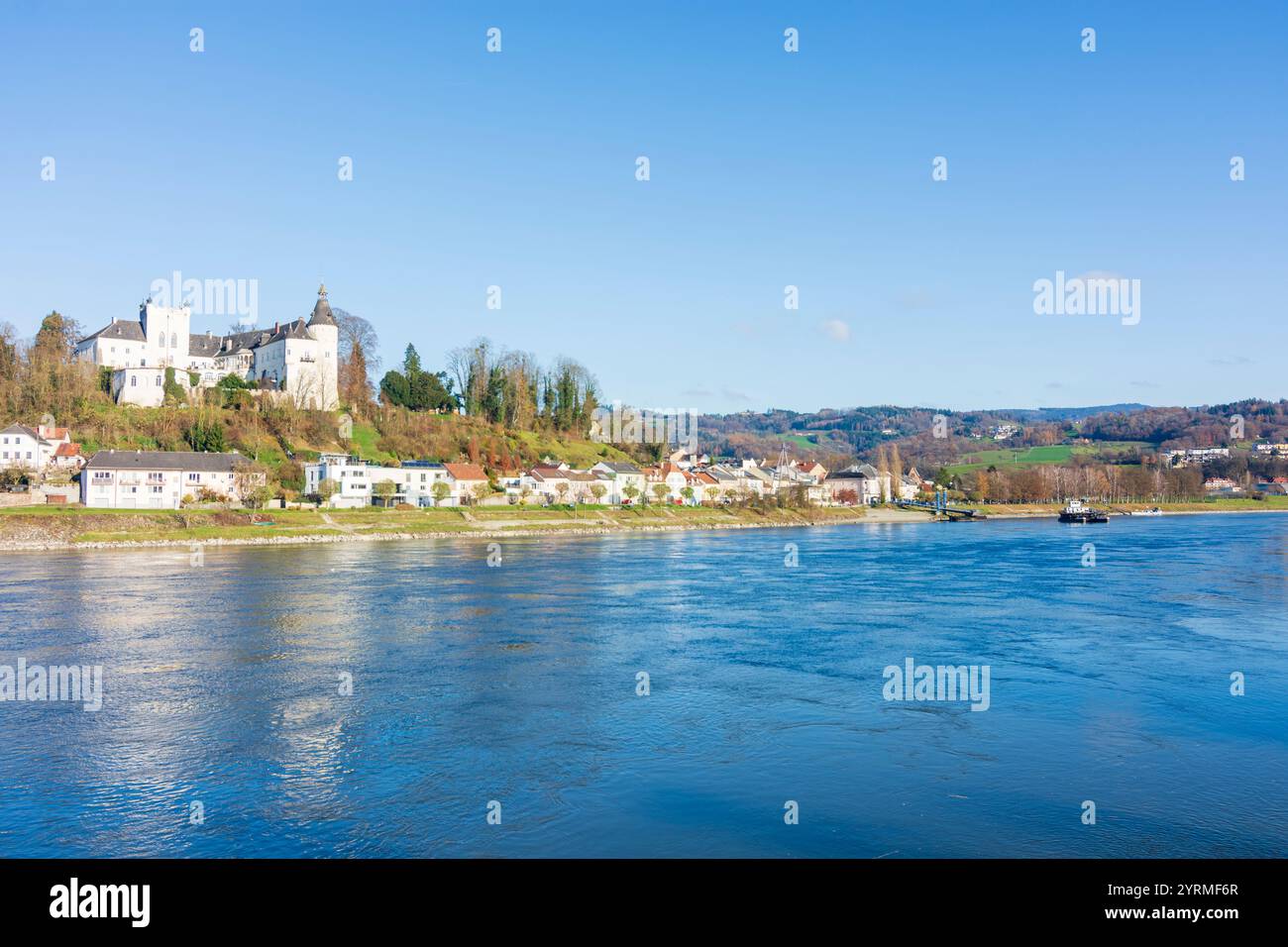 Ottensheim: Ottensheim Castle, river Donau (Danube) in Donau ...