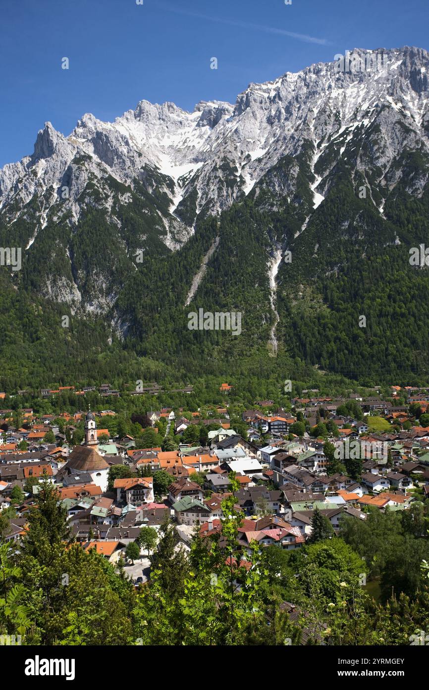 Alpine town with Karwendel Mountains, Mittenwald, Bavaria, Germany ...