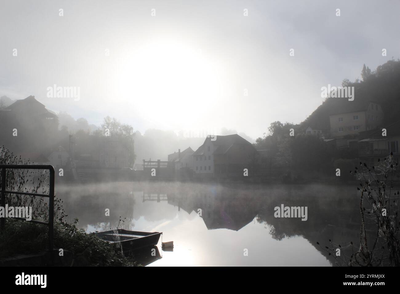 Fog lakes hi-res stock photography and images - Alamy