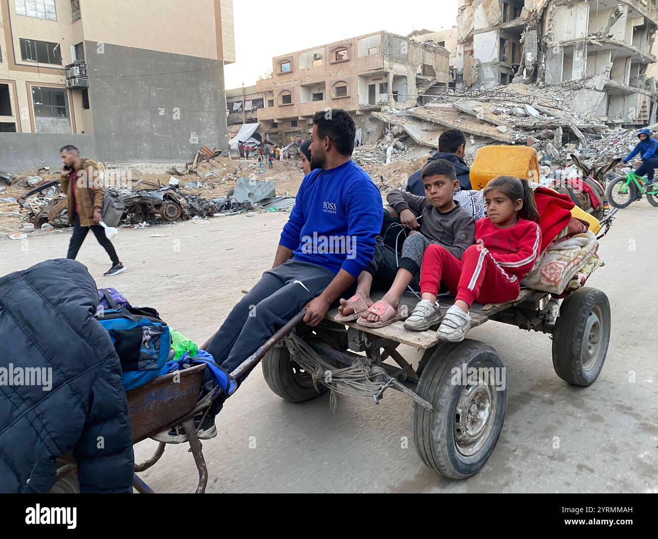 Displaced Palestinians make their way as they flee the northern part of ...