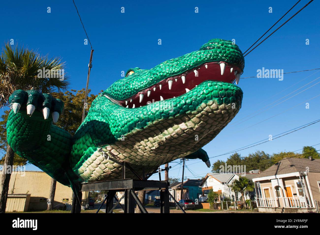 Big aligator statue hi-res stock photography and images - Alamy