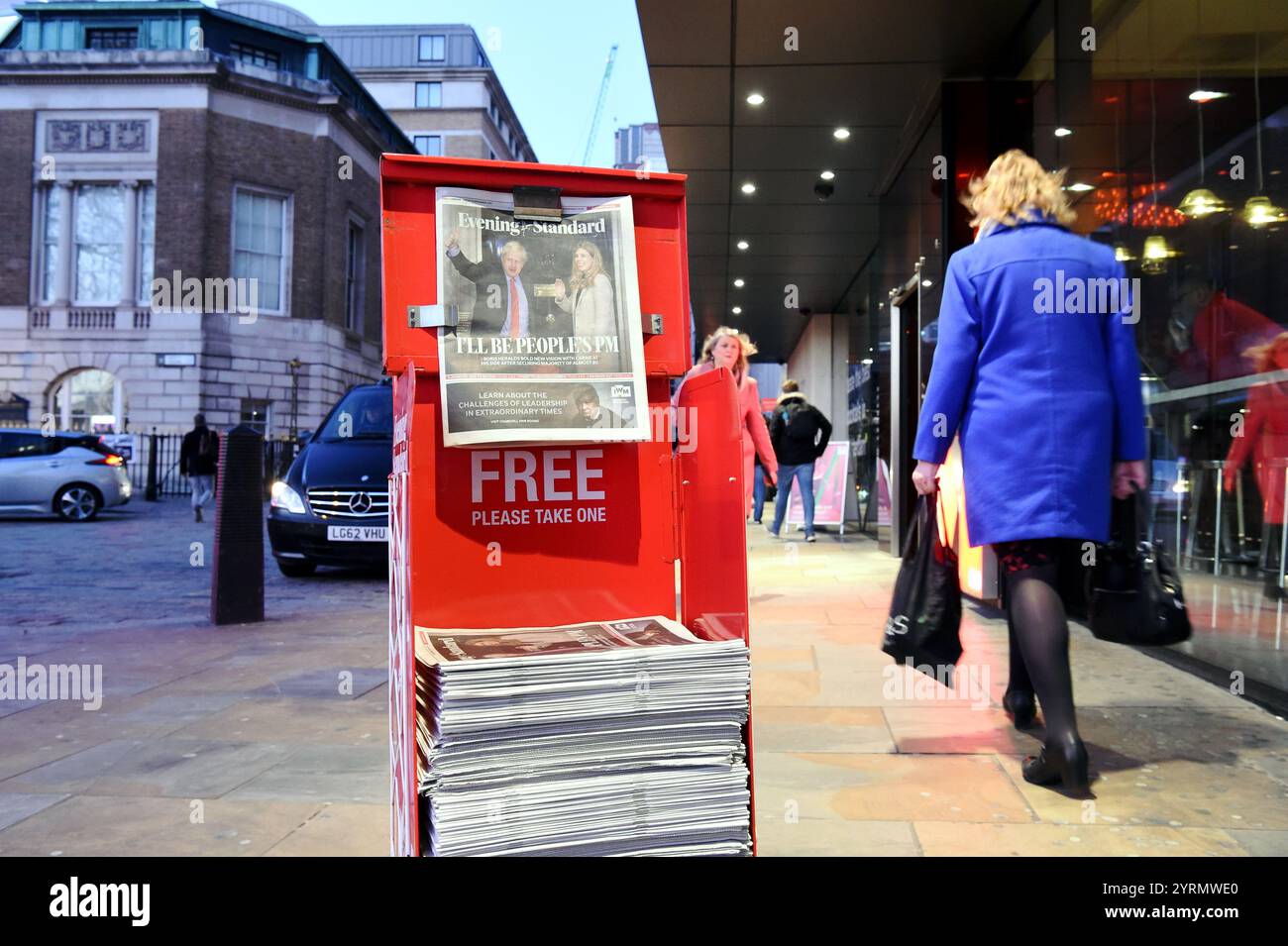 Photograph of members of the press reporting outside of 10 Downing ...