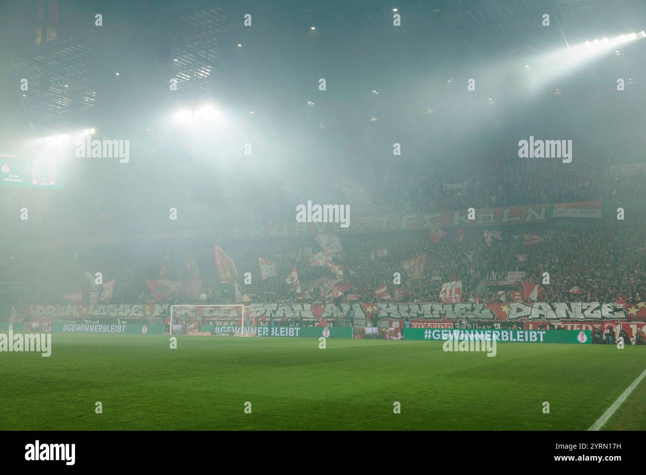 Banner in der S?dkurve Dr?m L?sse Mer De St?n Am Himmel Danze DFB Pokal ...