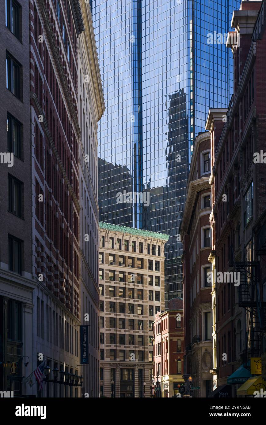 Office buildings in financial district hi-res stock photography and ...
