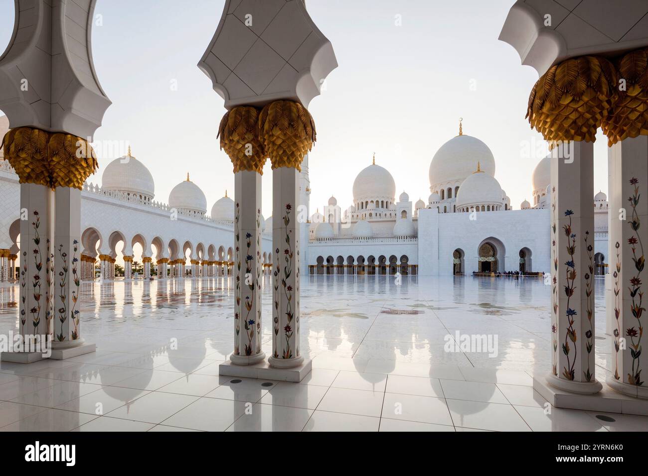UAE, Abu Dhabi, Sheikh Zayed bin Sultan Mosque, arches Stock Photo - Alamy