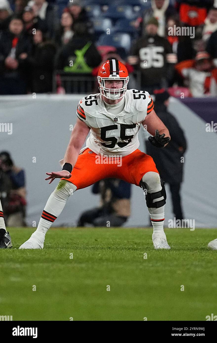 Cleveland Browns center Ethan Pocic (55) makes a block against the ...