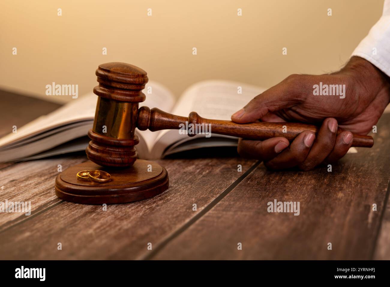 Legal dispute settlement hi-res stock photography and images - Alamy