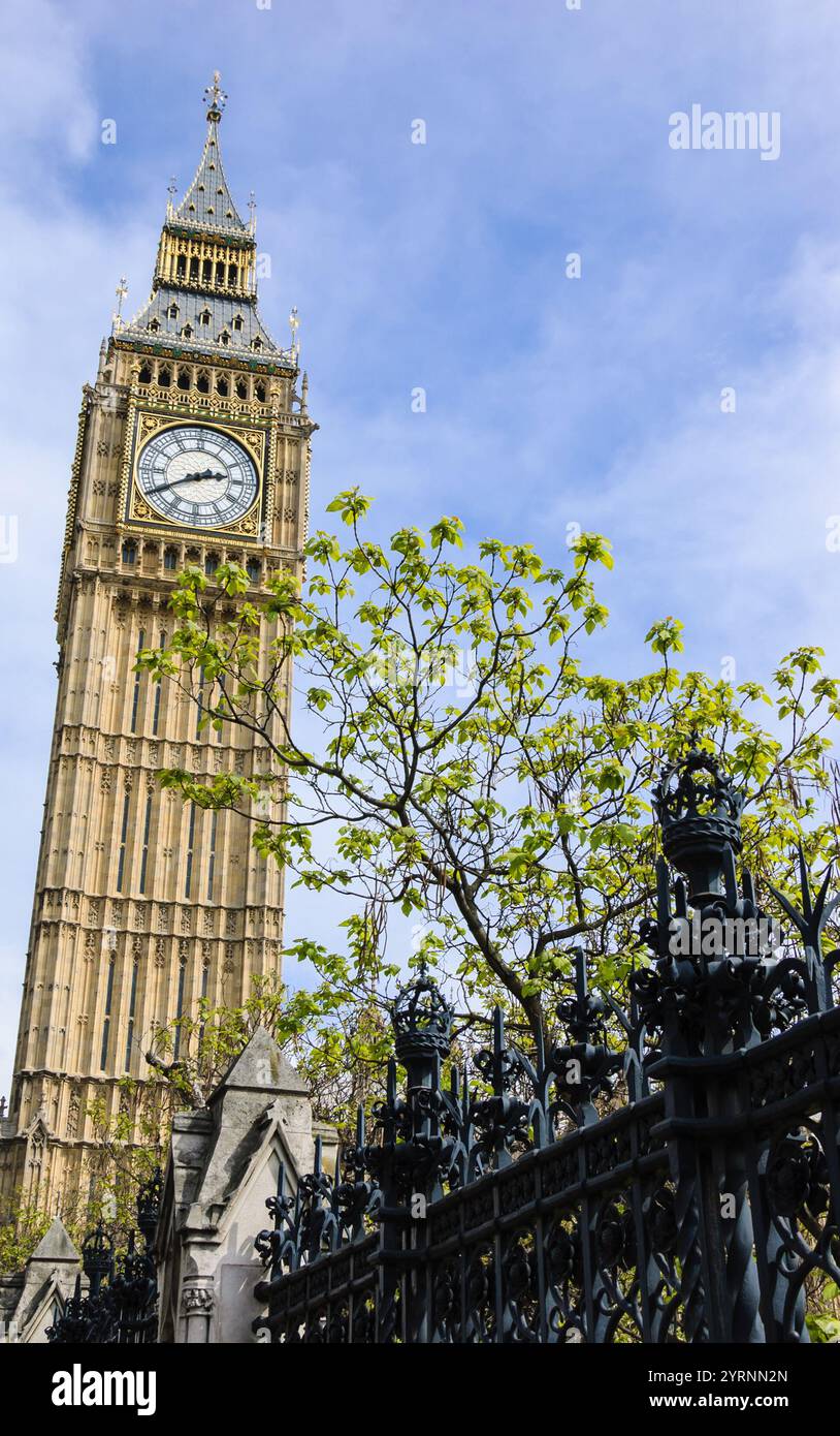 Big ben clock tower and parliament building behind london uk hi-res ...