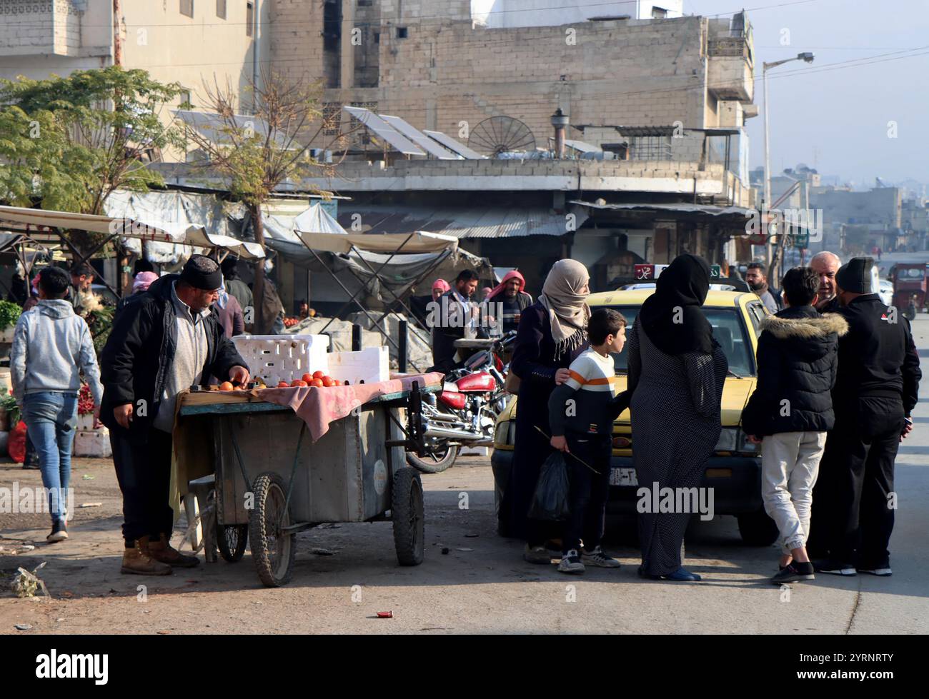 (241204) -- HAMA (SYRIA), Dec. 4, 2024 (Xinhua) -- People shop for ...