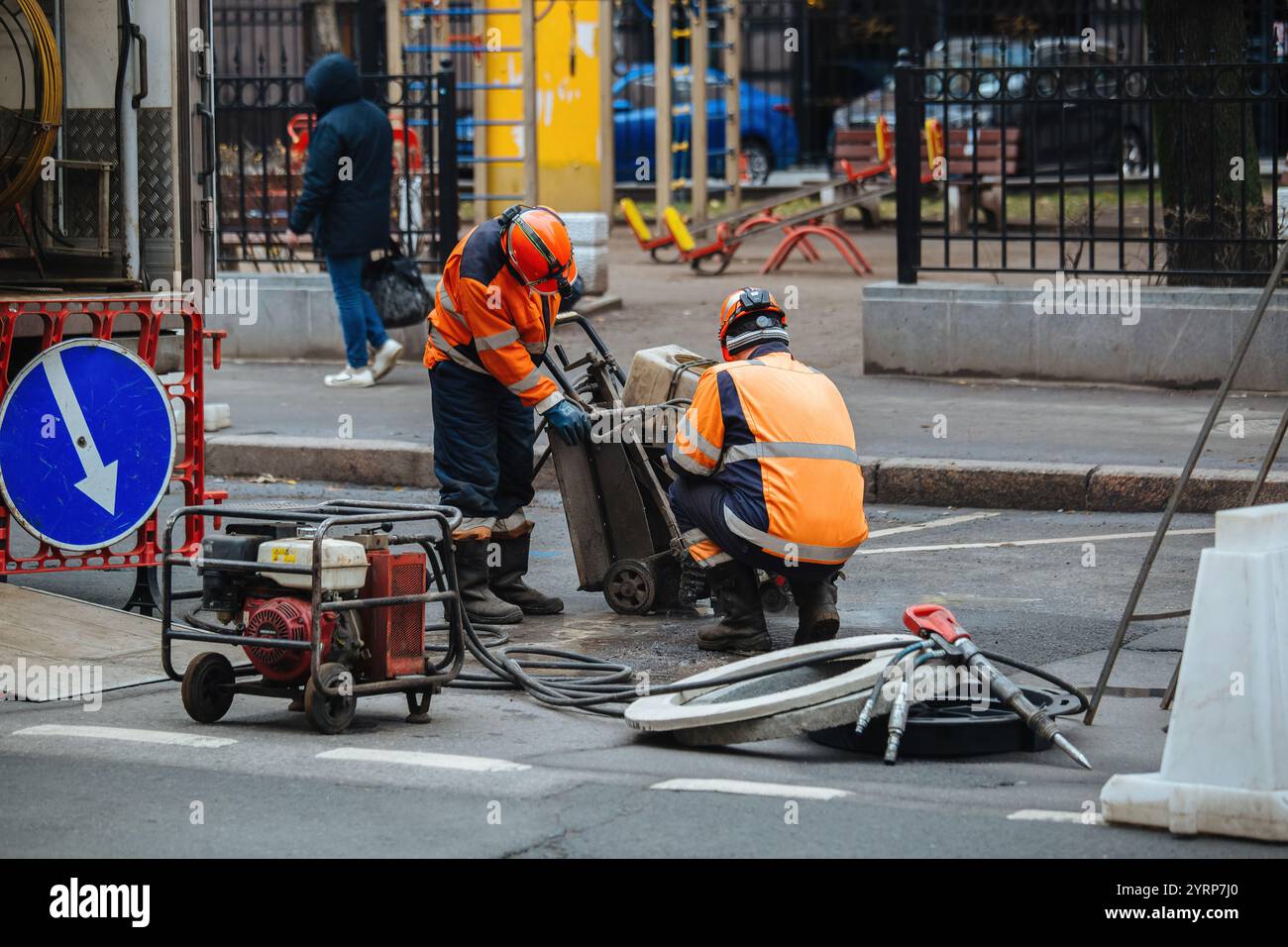 Roadworkers hi-res stock photography and images - Alamy