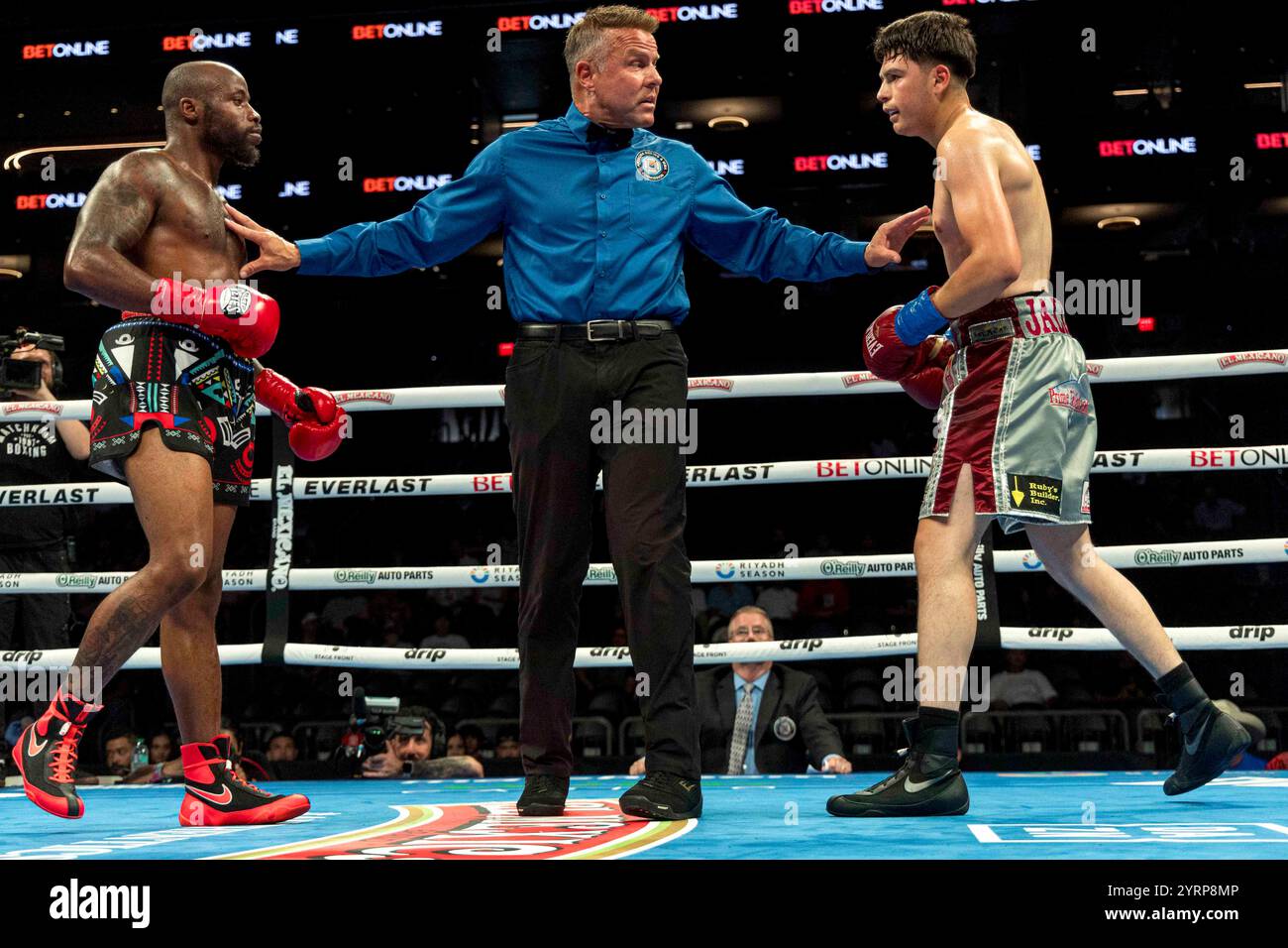 PHOENIX, ARIZONA - JUNE 29: Leonardo Rubalcava and William Flenoy fight ...